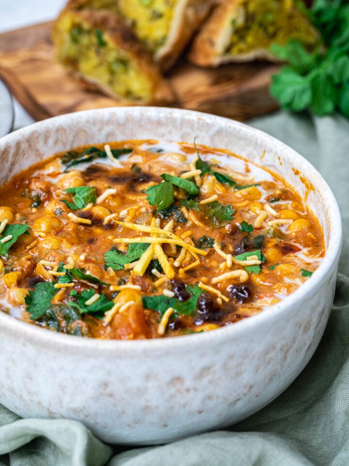 Easy & Quick Creamy Spinach Pasta - Six Hungry Feet