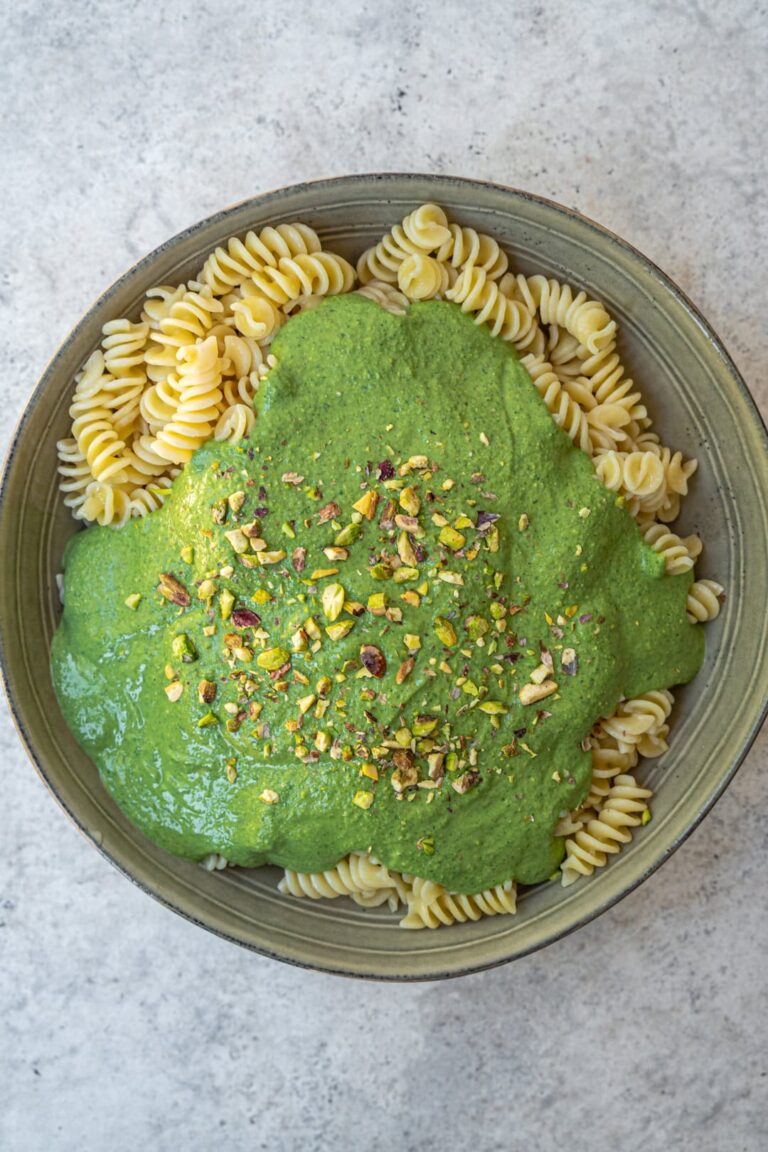 Easy & Quick Spinach Pasta Sauce - Six Hungry Feet